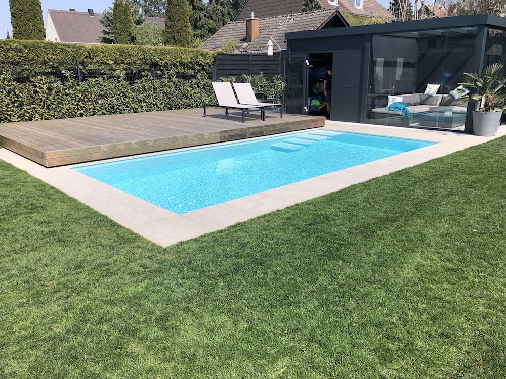 SCHWIMMBAD MIT POOLDECK UND POOL-LOUNGE